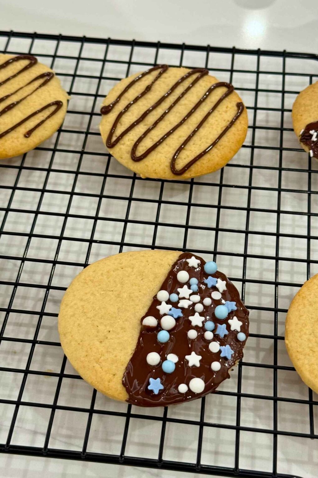 No Spread Chocolate-Dipped Sugar Cookies: A Sweet and Easy Treat!