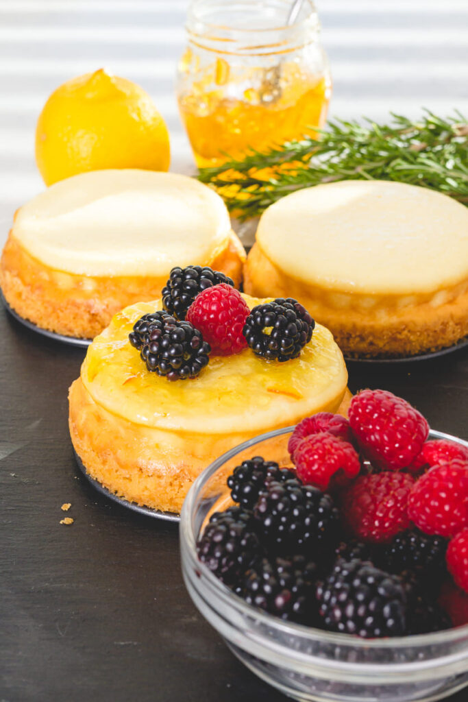 Creamy Mini Cheesecakes with Crunchy Crust and Juicy Berries - Alice Dias