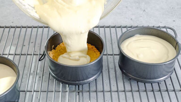 Creamy Mini Cheesecakes with Crunchy Crust and Juicy Berries - Alice Dias