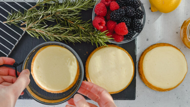 Creamy Mini Cheesecakes with Crunchy Crust and Juicy Berries - Alice Dias