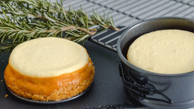 Creamy Mini Cheesecakes with Crunchy Crust and Juicy Berries - Alice Dias