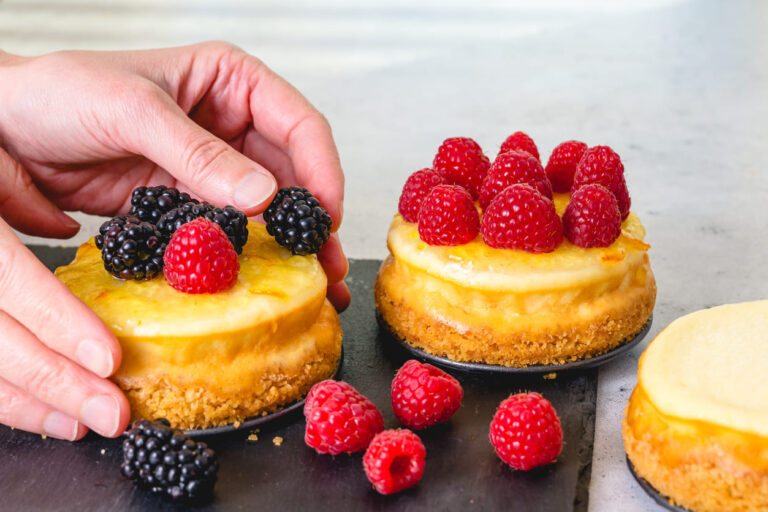Creamy Mini Cheesecakes with Crunchy Crust and Juicy Berries - Alice Dias